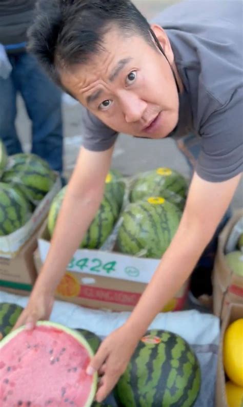 演员李嘉明大街上卖水果自曝无戏可拍已失业 搜狐大视野 搜狐新闻