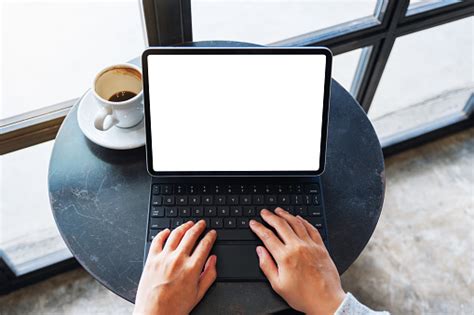 테이블에 커피 컵컴퓨터 Pc로 빈 흰색 데스크톱 화면태블릿 키보드를 사용하고 입력하는 손 공란에 대한 스톡 사진 및 기타 이미지 공란 노트북 데스크탑 컴퓨터 Istock