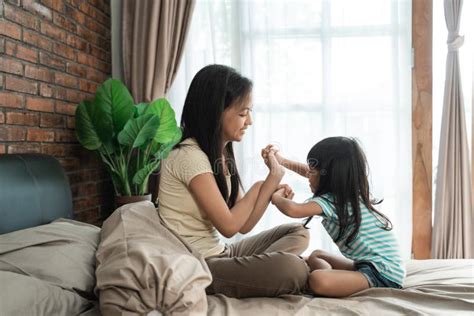 Hermana Hermana Jugar Juntos En La Cama Foto De Archivo Imagen De Cara Adorable