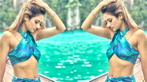 Nusrat Jahan Bold Photos नुसरत जहां ने समंदर के बीचों बीच दिखाई ऐसी हॉट अदाएं देखते ही छूटे
