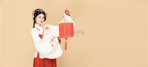 หญิงสาวสวยใน Hanfu โบราณถือโคมไฟสีแดง Hd ภาพถ่ายหญิงสาว โอเรียนเต็ล เอเชีย ดาวน์โหลดฟรี Lovepik