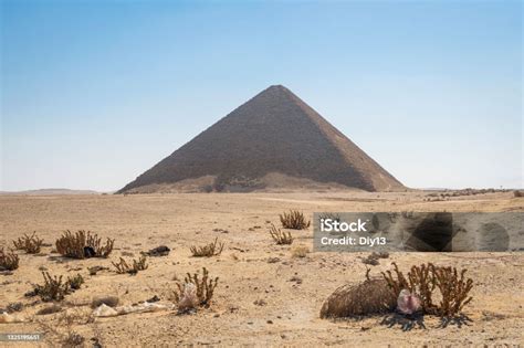 북부 피라미드는 다슈르 묘지 의 영토에 위치한 세 개의 큰 피라미드 중 가장 큰 입니다 그것은 기자쿠푸와 카프라 다음 이집트에서