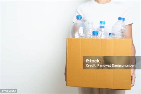 자원 봉사자는 집이나 사무실에서 플라스틱 병을 종이 상자에 보관합니다 손 분류 재활용 쓰레기 생태학 환경 오염 재활용 처리 폐기물 관리 및 쓰레기 분리 개념 0에 대한 스톡