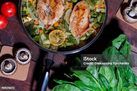 후 라 이드 치킨 필렛 혼합 야채 시금치 한 움 큼 및 토마토 나무 배경에 선택적 초점 건강한 생활방식에 대한 스톡 사진 및 기타 이미지 Istock
