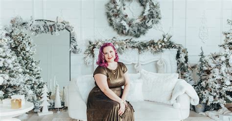 긴 황금빛 올리브 색 드레스를 입은 아름다운 젊은 백인 플러스 사이즈 모델 여자는 크리스마스 또는 새해 겨울 전통 휴일을 축하하는 소파에 앉아 있다 사진 Unsplash