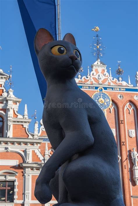 Black Cat Statue And House Of The Blackheads In Riga Latvia Stock