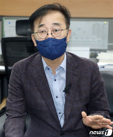 민주당 경선과 관련해 발언하는 김윤덕 의원