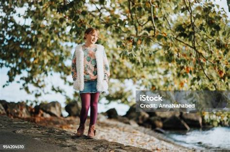 세련 된 풀 오버 흰 가짜 모피 Gilet 보라색 스타킹을 입고 예쁜 아이가 여자의 야외 패션 초상화 팬티 스타킹에 대한 스톡 사진 및 기타 이미지 Istock