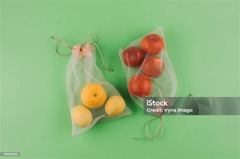 재사용 가능한 메쉬 오간자 튤 백 2개 과일 사과 오렌지 레몬이 있는 식료품점을 위한 친환경 패키지 재사용 가능한 삶 제로 폐기물 생태 문제 및 플라스틱 개념 없음 0에
