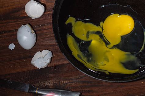 스크램블 에그를 요리하기 위한 검은 주철 프라이팬에 깨진 닭고기 달걀 건강한 식생활에 대한 스톡 사진 및 기타 이미지 건강한 식생활 검은색 계란 노른자 Istock