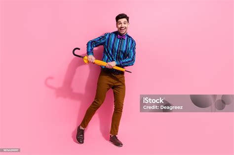전체 몸 길이 크기 사진 평온한 남자 춤추는 부기 우기 복고풍 디스코텍 파티 분홍색 색상 배경에 고립 된 우산 30 34세에 대한 스톡 사진 및 기타 이미지 Istock