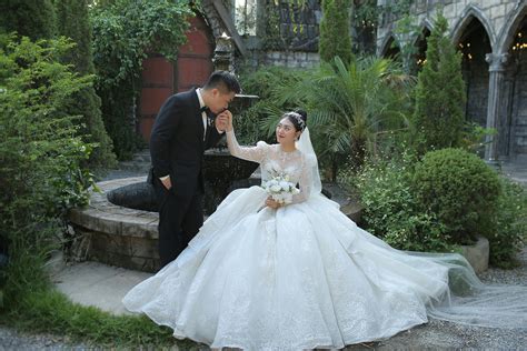 결혼 결혼 사진 결혼식 날 결혼식 전통 고전 건축 공식적인 옷차림 그 뒤로 쭉 행복하게 낭만적 인 몸짓 낭만적 인 순간 녹지 다리 동화 럭셔리 로맨스