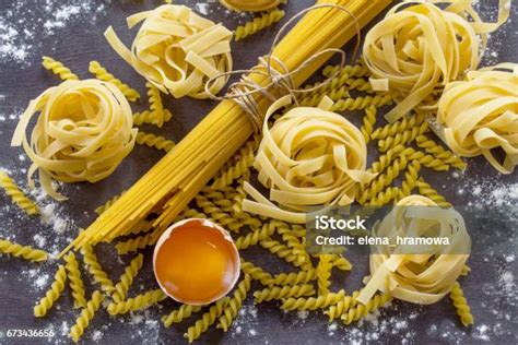 파스타 스파게티 Fusilli 페투치니와 원시 계란 노 른 자 부엌 나무 테이블에의 다른 종류 0명에 대한 스톡 사진 및 기타 이미지 Istock