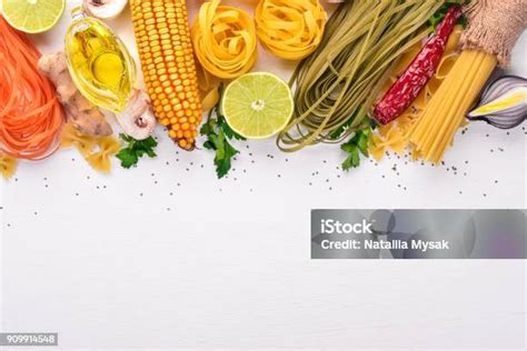 파스타 국수 스파게티의 집합입니다 이탈리아 요리 신선한 야채와 향신료 에 흰색 배경 최고의 볼 수 있습니다 공간에 복사 합니다 강판에 대한 스톡 사진 및 기타 이미지