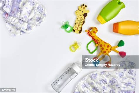 아기를 위한 액세서리의 집합입니다 젖꼭지 병 기저귀 흰색 바탕에 크림 0명에 대한 스톡 사진 및 기타 이미지 0명 가득 찬 가리기 Istock