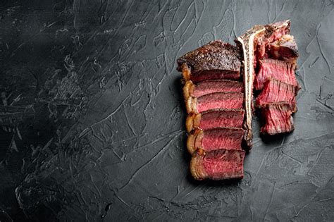 중간 희귀 쇠고기 스테이크 T 뼈 또는 포터 하우스 컷 검은 돌 배경에 상단 보기 플랫 레이 텍스트 복사 공간 0명에 대한 스톡 사진 및 기타 이미지 Istock