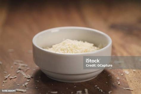 테이블 위의 흰색 그릇에 강판에 간 숙성 이탈리아 파마산 치즈 가득 찬에 대한 스톡 사진 및 기타 이미지 가득 찬 갈기갈기 찢어진 갈색 Istock