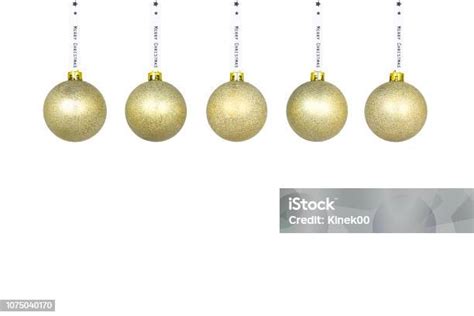 노란색 크리스마스 값싼 물건 클리핑 경로 및 복사 공간 크리스마스 장식 흰색 배경에 고립 된 흰색 리본에 매달려 0명에 대한