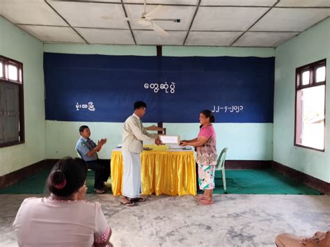 မုံးထမြို့၌‌ လေဘေးသင့်ပြည်သူများအား ထောက်ပံ့‌ငွေများပေးအပ် Information And Public Relations