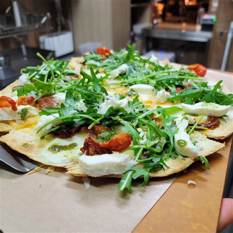 The Ranch 구운 쪽파 피자는 잠시 안녕👋 ~ 시금치 피자에 시금치가 싫다면 루꼴라 피자로 주문해 주세요 루꼴라의 특유의 쌉쌀함은 다른 채소로는 대체할수가