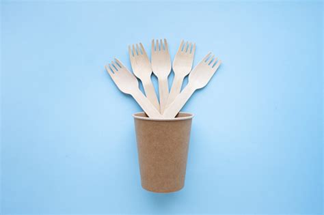 파란색 배경에 환경 친화적 인 일회용 주방 용품 종이 컵에 나무 포크와 숟가락 생태 제로 폐기물 개념 상단 보기 플랫 레이 0에 대한 스톡 사진 및 기타 이미지 Istock