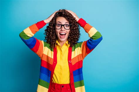 꽤 놀랄만한 쾌활한 행운의 물결 모양의 소녀 의 초상화 밝은 파란색 배경에 고립 된 좋은 뉴스 반응 갈색 머리에 대한 스톡 사진 및 기타 이미지 Istock