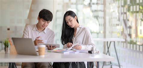 현대 사무실에서 함께 프로젝트를 작업하는 두 명의 젊은 전문 그래픽 디자이너 그리기에 대한 스톡 사진 및 기타 이미지 그리기 기업 비즈니스 남자 Istock