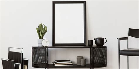 블랙 스타일리시 한 Commode 의자 모의 포스터 프레임 램프 책 장식 및 홈 장식에 우아한 액세서리와 현대적인 거실의 인테리어 디자인 템플렛 0명에 대한 스톡 사진 및