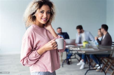 사무실에서 커피를 즐기는 아프리카 여성의 절반 길이 초상화 성공적인 경력에 만족 하는 쾌활 한 젊은 비즈니스 여자 감독에 대한 스톡 사진 및 기타 이미지 Istock