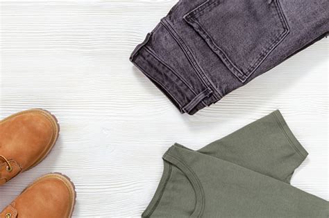 흰색 나무 배경 오렌지 부츠 검은 청바지와 티셔츠에 여성 캐주얼 패션 의상의 플랫 레이 맨 위 보기 컴포지션입니다 0명에 대한