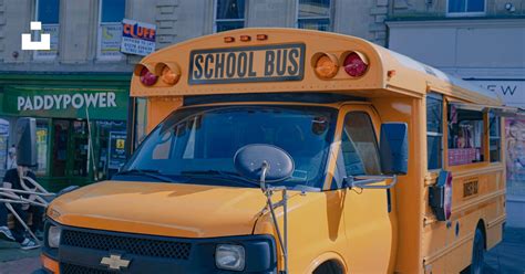 길가에 주차된 노란색 스쿨버스 사진 Unsplash의 무료 브리지 워터 이미지