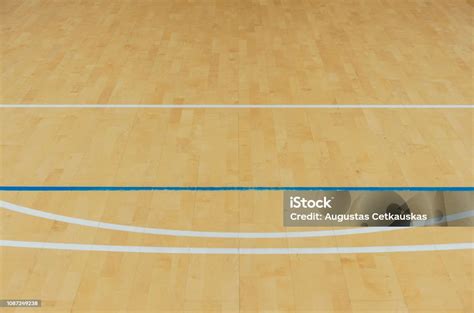 나무 바닥의 배구 농구 배드민턴 풋살 핸드볼 법원 스포츠 홀과 나무 바닥 실내 체육관 코트에서 라인 라인 마킹의 조명 효과 나무 바닥 실내 축구에 대한 스톡 사진 및 기타