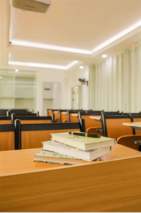 青春校园场景大学课堂教室摄影图片 花瓣网