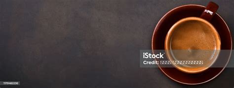 테이블에 커피 한 잔 검은 색 배경입니다 텍스트의 공간을 복사합니다 배너 맨 위 보기 0명에 대한 스톡 사진 및 기타 이미지