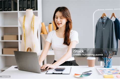 테일러링 아틀리에에서 옷을 만드는 아시아 재단사 여성 아름다운 젊은 여성 패션 디자이너가 미소를 짓고 현대 스튜디오에서 성공한 후 20 24세에 대한 스톡 사진 및 기타