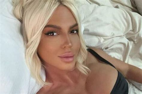 Фото Карлеуша во секси мини здолниште покажа повеќе од планираното