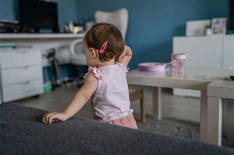 한 소녀의 뒷모습 작은 유아 아기 백인 아이가 방 절반 길이 복사 공간에서 집에 서거나 걷고 있습니다 12 17 개월에 대한 스톡 사진 및 기타 이미지 Istock