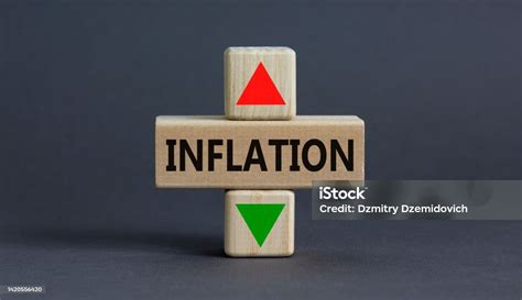 인플레이션 수준 기호입니다 위로 아이콘이있는 나무 큐브 개념 단어 인플레이션과 나무 블록 아름다운 회색 테이블 회색 배경 공간을 복사합니다 비즈니스 인플레이션 수준 개념 0