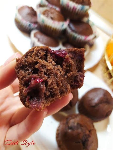 Шоколадови мъфини с парченца шоколад и вишни