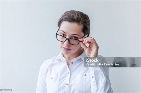 미소 짓는 아름다운 행복한 소녀입니다 아름다움 간단한 초상화 젊은 미소 갈색 머리 여자 에 안경 고립 된 흰색 배경 긍정적 인 인간의 감정 얼굴 표정 신체 언어 복사 공간