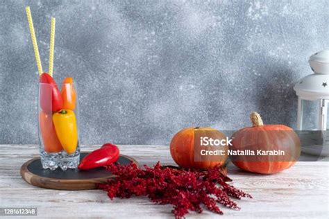 흰색 나무 테이블에 다양한 가을 제철 유기농 야채 붉은 말린 꽃 가을 장식 컨셉 가을에 대한 스톡 사진 및 기타 이미지 가을 개념 건강한 생활방식 Istock