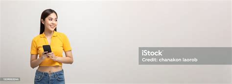 고립 된 흰색 배경에 서 스마트 폰을 들고 아름다운 젊은 아시아 여성 그녀는 빈 공간을 보고 뭔가를 생각하고 있다 20 29세에 대한 스톡 사진 및 기타 이미지 Istock