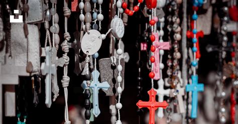 검은 끈에 매달린 흰색과 빨간색 십자가 사진 Unsplash의 무료 십자가 이미지