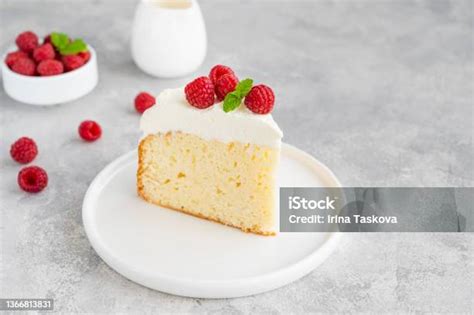 회색 콘크리트 배경 위에 휘핑 크림과 신선한 라즈베리를 곁들인 트레스 레치 케이크 라틴 아메리카의 전통 케이크 공간을 복사합니다 케이크에 대한 스톡 사진 및 기타 이미지