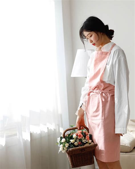 프롬세븐 심플 어깨끈 린넨 앞치마 인디핑크 심플한 디자인과 컬러감의 앞치마 입니다 엉덩이까지 덮는