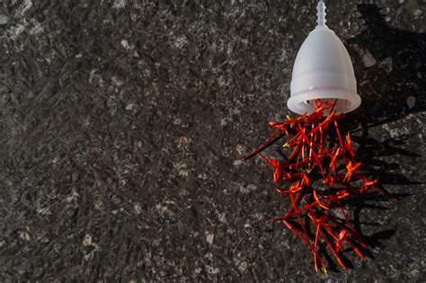 회색 배경에 여성의 기간을 상징 꽃 꽃잎 실리콘 생리 컵 재사용 가능한 친환경 여성 위생 제품 제로 폐기물 지속 가능한 플라스틱 무료 라이프 스타일 0명에 대한 스톡 사진