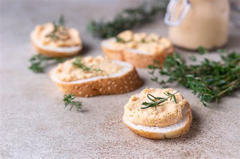 얇게 썬 빵과 허브 가벼운 콘크리트 배경이있는 유리 항아리에 수제 파테 스프레드 또는 무스 0명에 대한 스톡 사진 및 기타 이미지 Istock