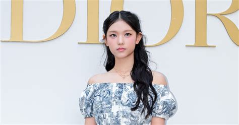 뉴진스 해린 러블리 오프숄더 드레스 [사진]