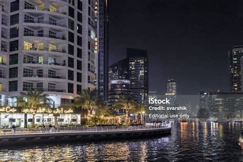 두바이 마리나 산책로에서 바라본 야경 조명이 켜진 고층 빌딩 수로 요트 아랍 에미리트 연합국의 선박 건축에 대한 스톡 사진 및 기타 이미지 Istock