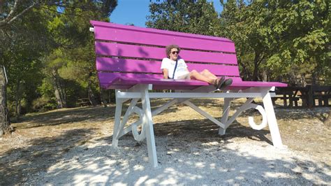 De Reuzebank In Genga Of Lilliputter In Gullivers Land Ecco Le Marche